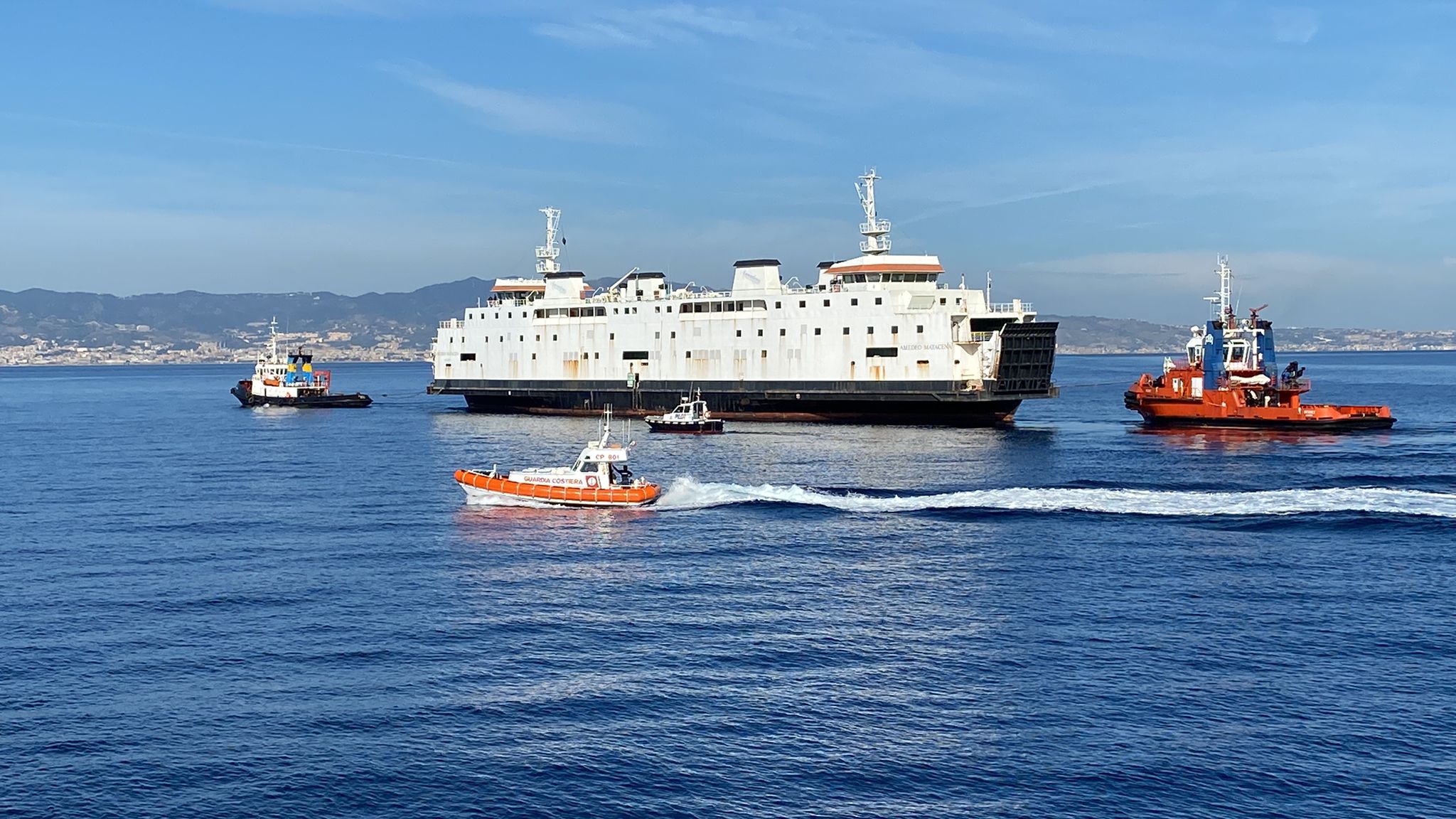 La nave “Amedeo Matacena” lascia definitivamente il porto di Reggio ...